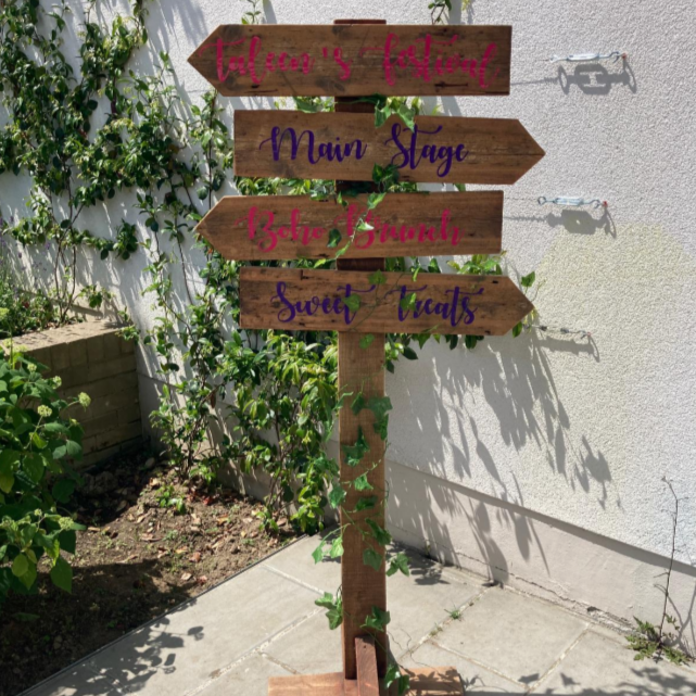FREESTANDING RUSTIC SIGN POST – littlepartyhireuk